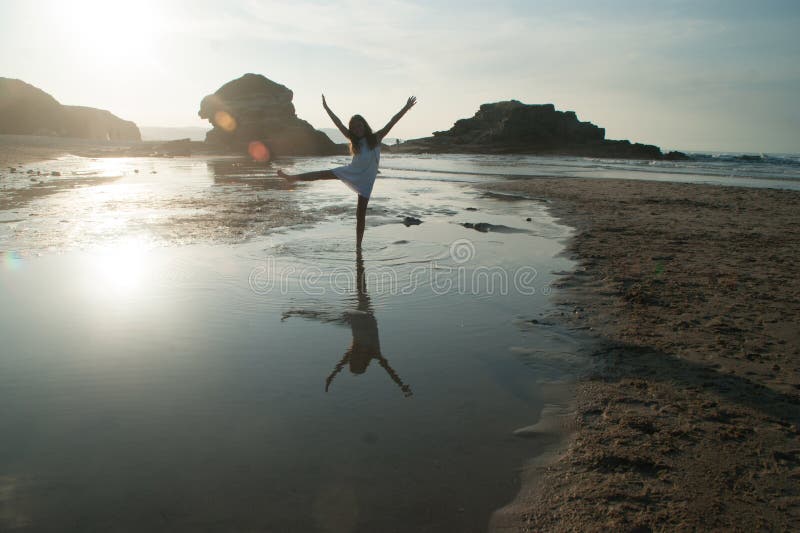 Reflection in the beach editorial stock image. Image of sunset - 91264529