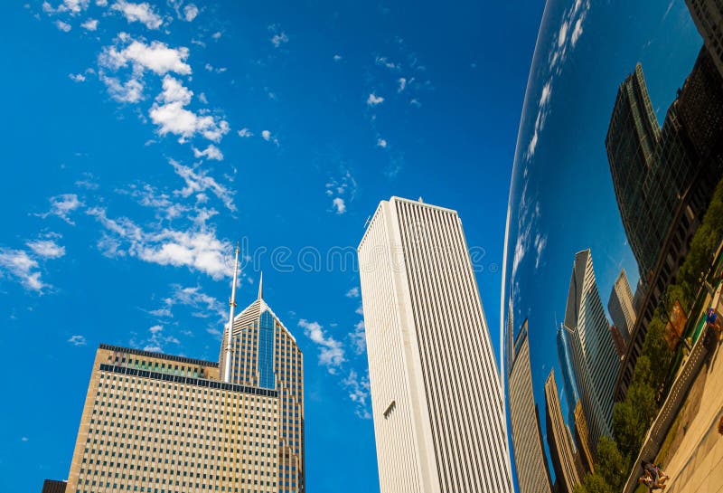 Reflection of the Chicago Skyline at the Cloud Gate Sculpture Editorial ...