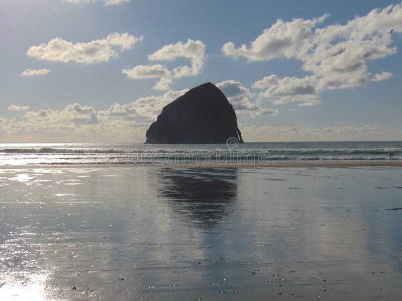 Reflection of Haystack Rock Stock Image - Image of blue, cascadia ...