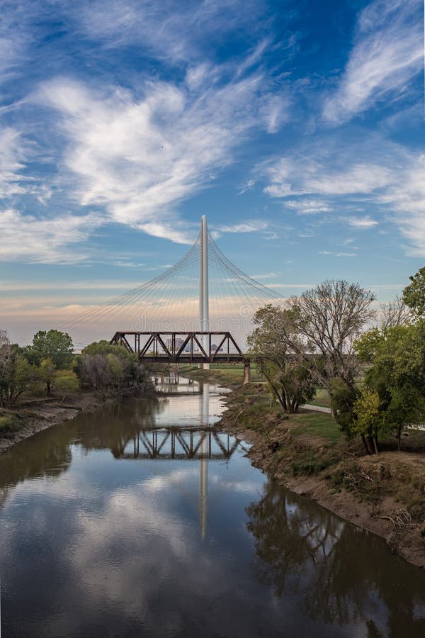 Reflection of Margaret Hunt Hill Bridge on Trinity River Editorial ...