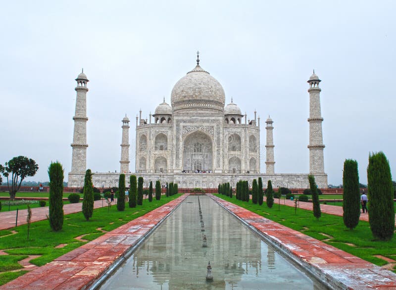 Reflection of Taj Mahal in Fountain Water, Agra, India Stock Image ...