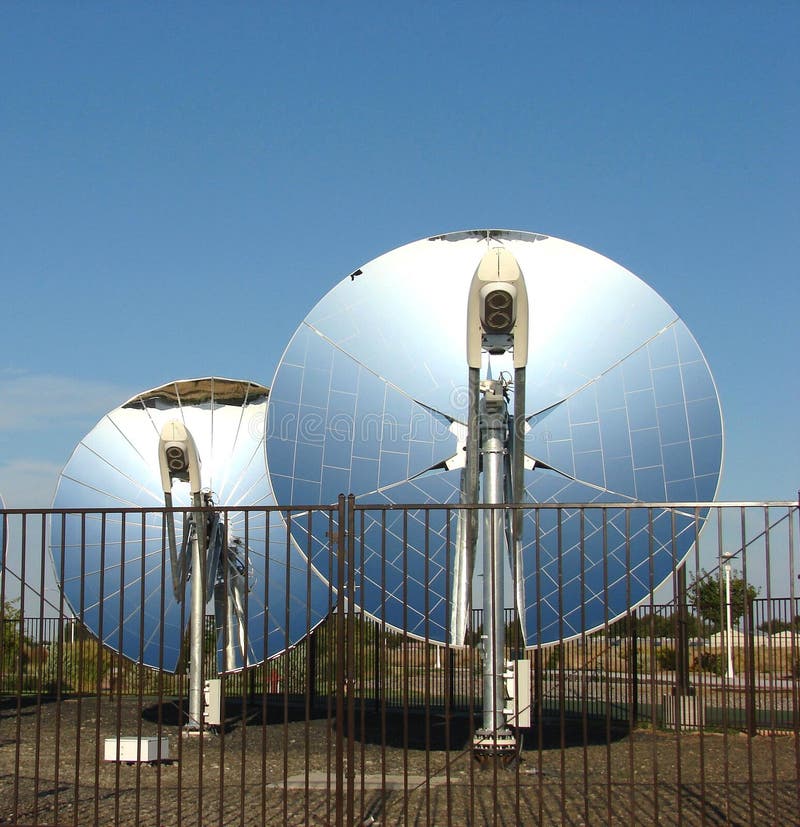 Los Reflectores Solares En Espacio Reflejan Luz Del Sol Imagen de ...