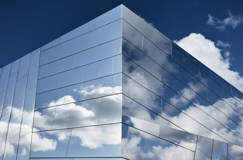 Edificio Rectangular Moderno Con La Fachada Glassed En La Calle Foto de ...