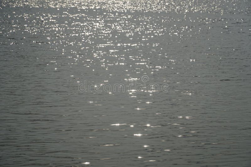 Reflejo De Sol En La Superficie Del Agua Imagen de archivo - Imagen de ...