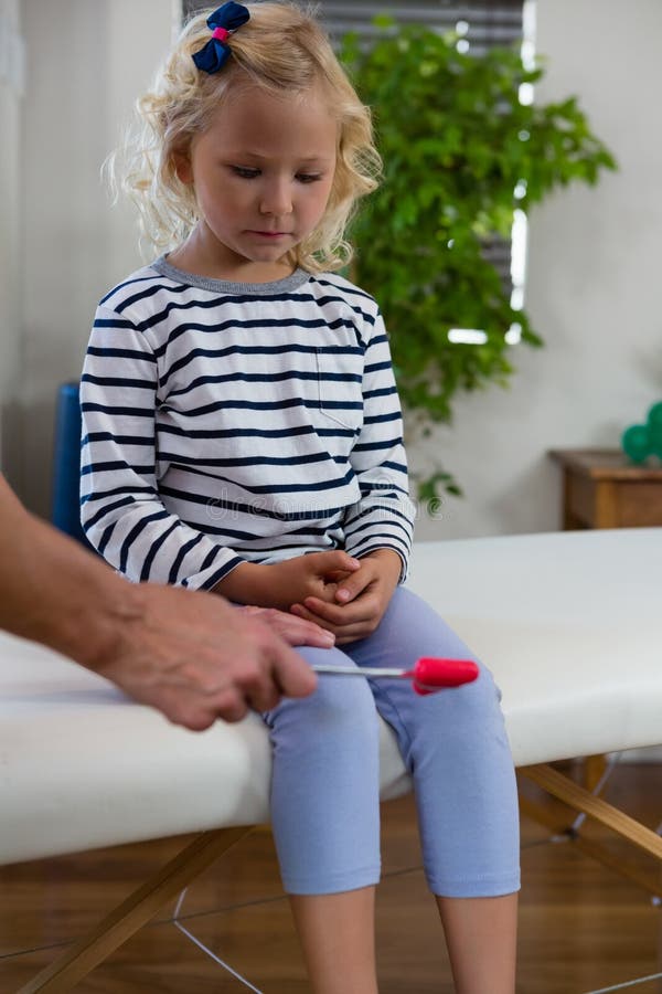 Reflejos De Examen Del Doctor De La Rodilla Paciente Imagen de archivo ...