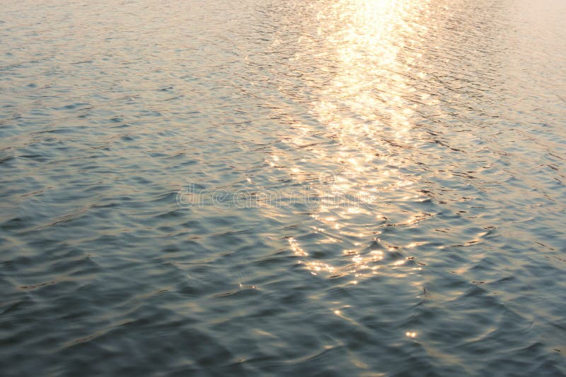 Refletir E Efervescência Da Luz Solar No Rio Imagem de Stock - Imagem ...
