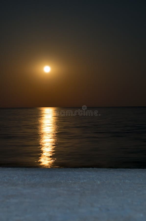 Reflexão Lunar No Mar, Lua Cheia, Costa Da Praia Na Noite Foto de Stock ...