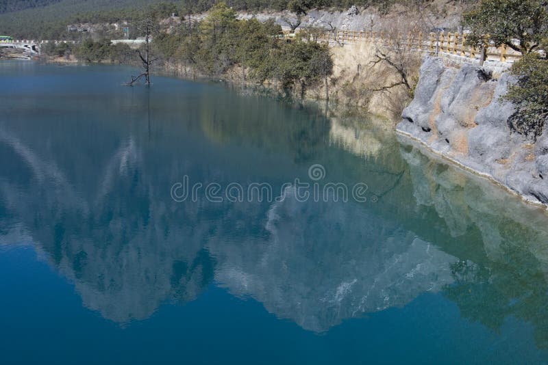 Reflexion Des Jadedrachenschneeberges Stockfoto - Bild von ruhig ...