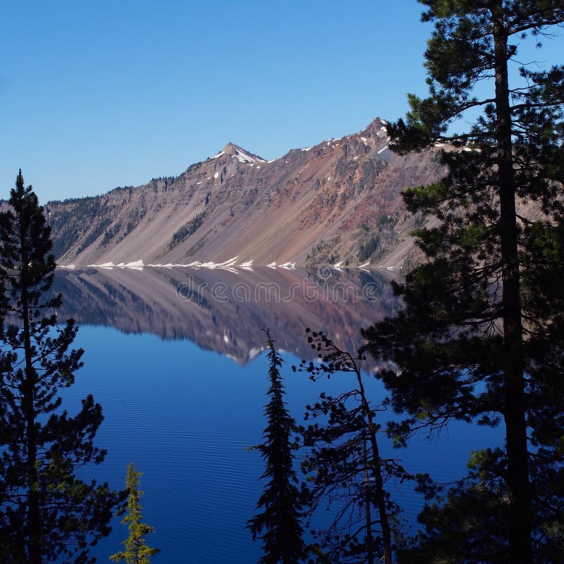 Reflexiones En El Lago Azul Profundo Crater Foto de archivo - Imagen de ...