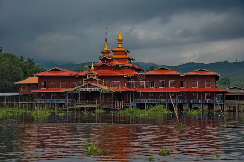 Reflexiones En El Lago Inle Imagen de archivo - Imagen de hierba, medio ...