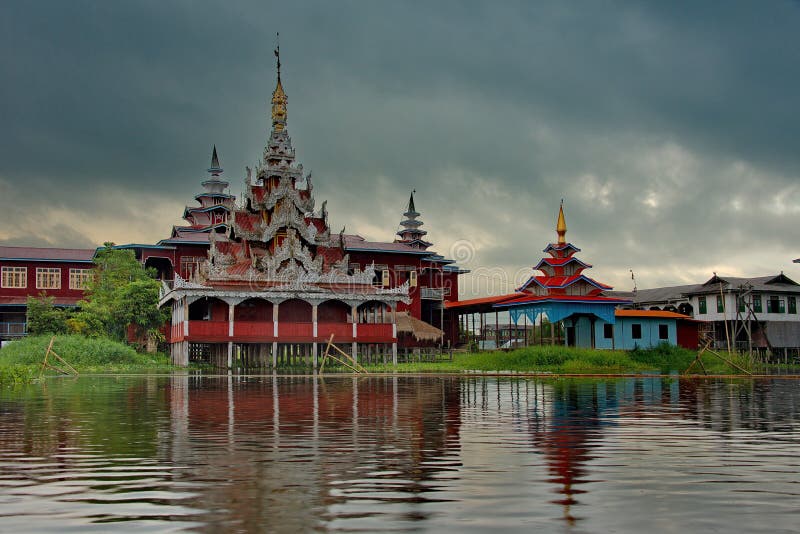 Reflexiones En El Lago Inle Foto de archivo - Imagen de cielo, medio ...