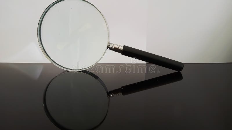 Reflexo de lupa foto de stock. Imagem de lâmpada, lupa - 231035312