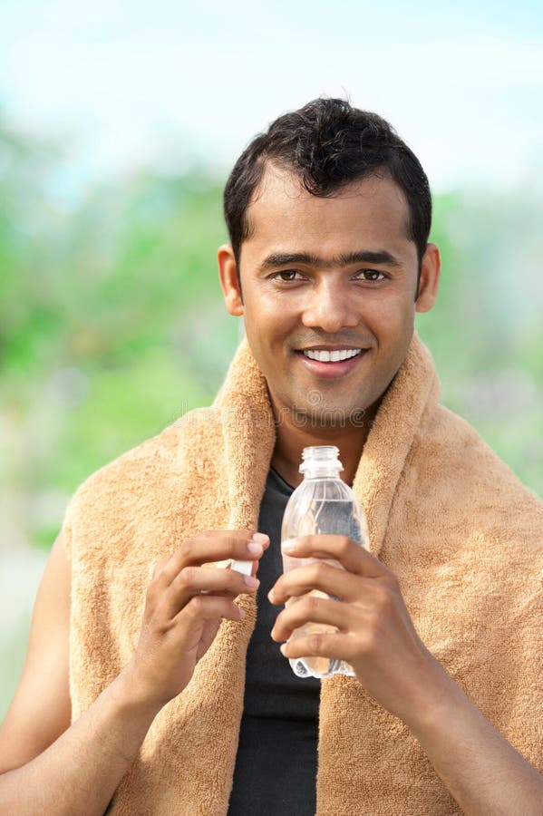 Persona sedienta foto de archivo. Imagen de colores - 100154586