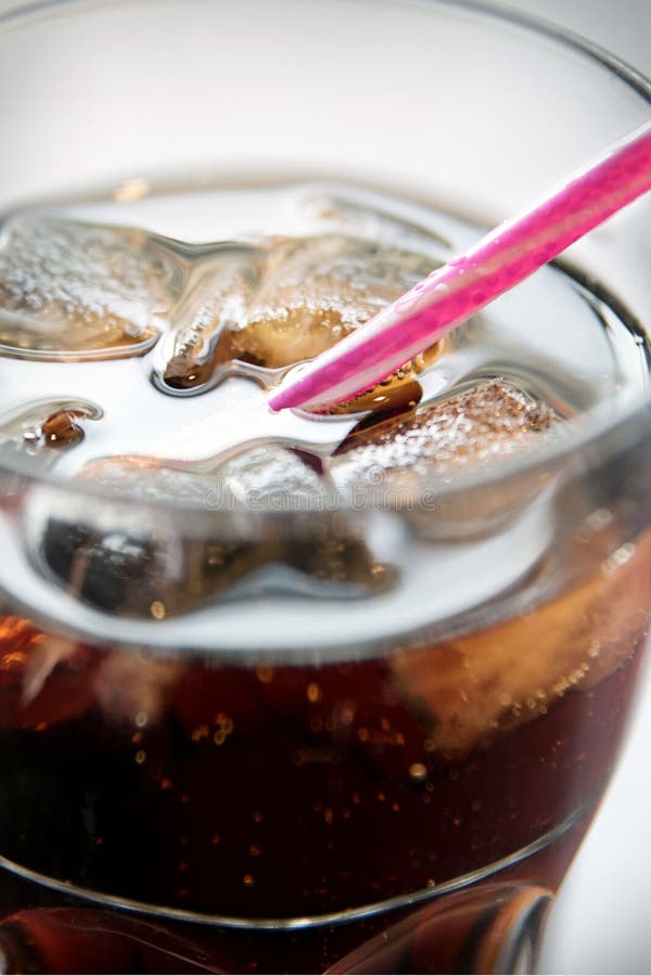 Refresco con hielo imagen de archivo. Imagen de hielo - 77424131