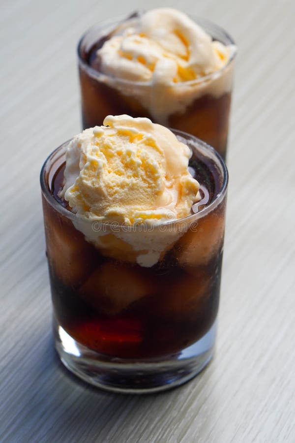 Refresco De Caramelo Brillante Con Helado De Vainilla Imagen de archivo ...