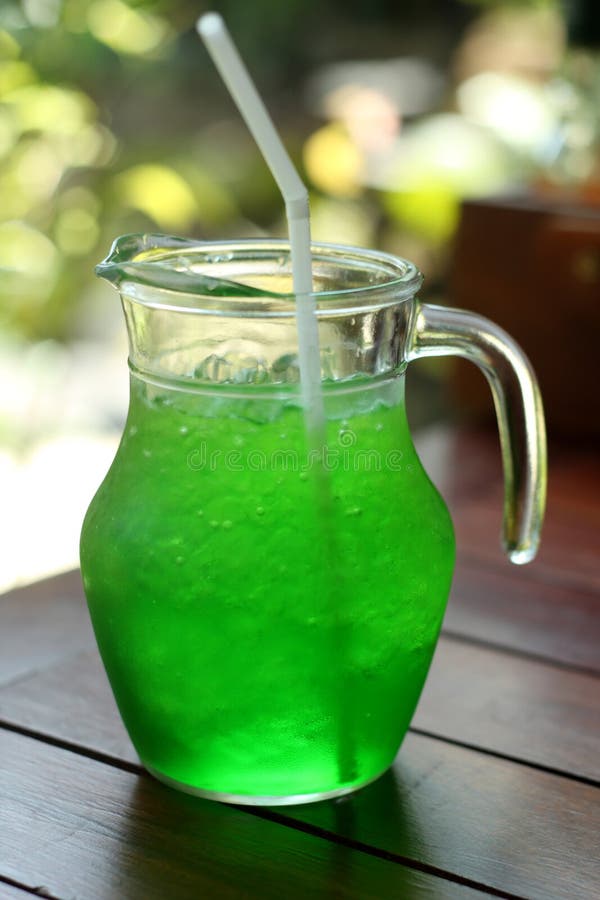 Refresco Verde Con El Fondo Borroso Del Bokeh Imagen de archivo ...