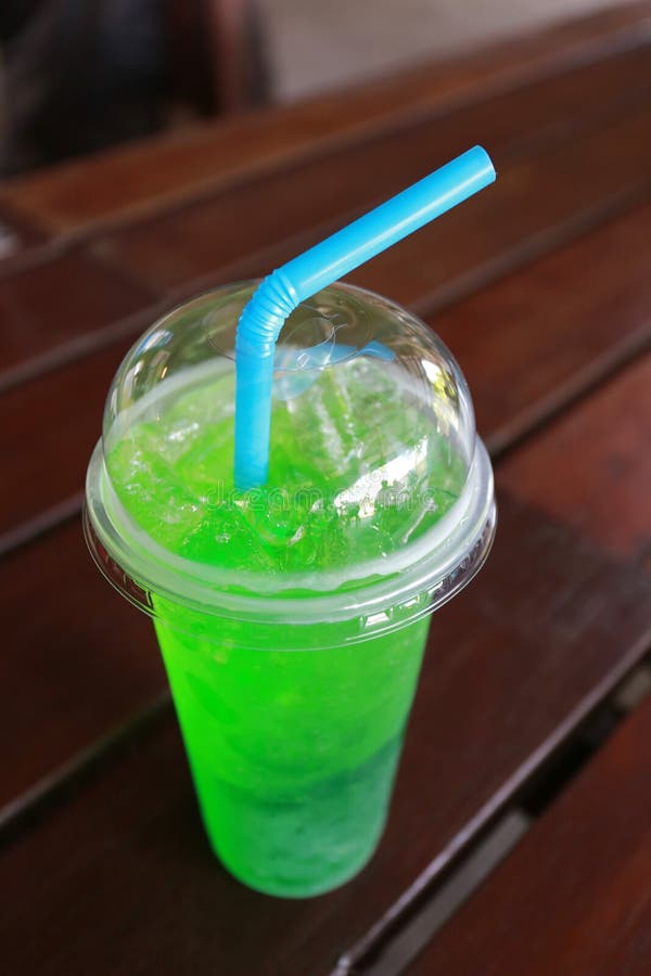 Refresco Verde De La Soda En Vidrio Foto de archivo - Imagen de soda ...