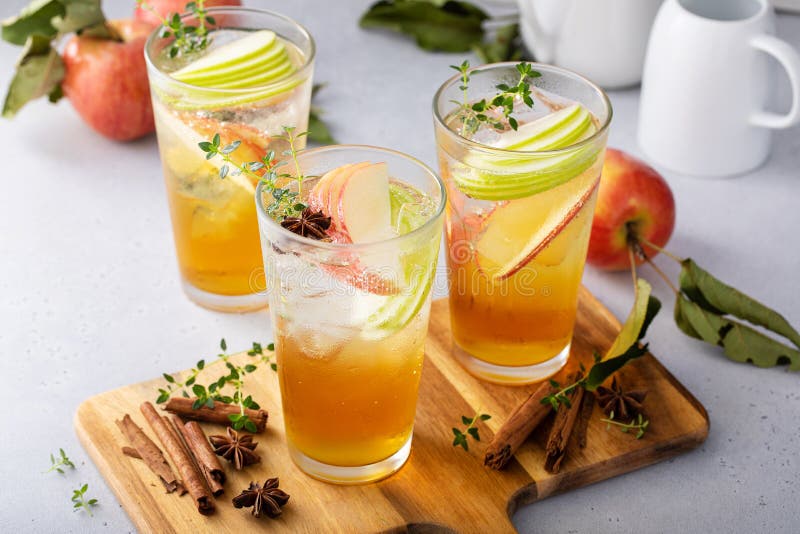 Refreshing Apple Cocktail or Mocktail with Ice and Sliced Apples Stock ...
