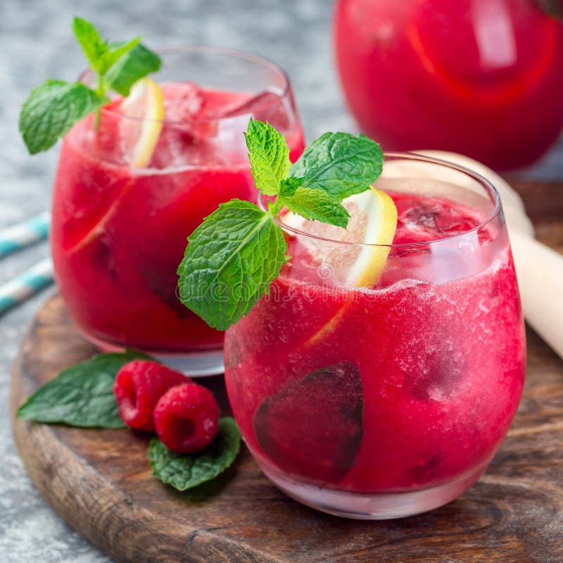 Refreshing Raspberry, Lemon and Mint Lemonade with Sparkling Water in ...