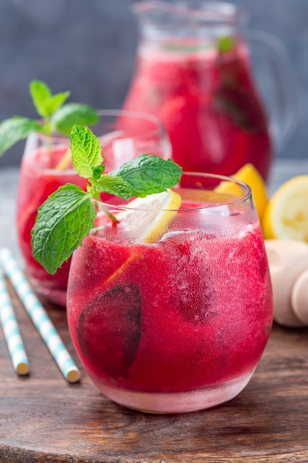Refreshing Raspberry, Lemon and Mint Lemonade with Sparkling Water in a ...