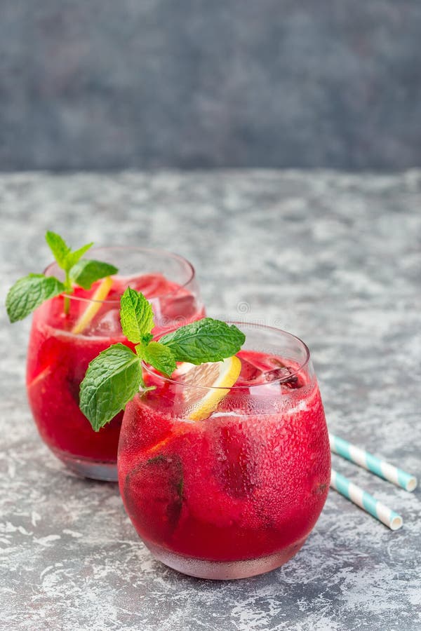 Refreshing Raspberry, Lemon and Mint Lemonade with Sparkling Water in ...