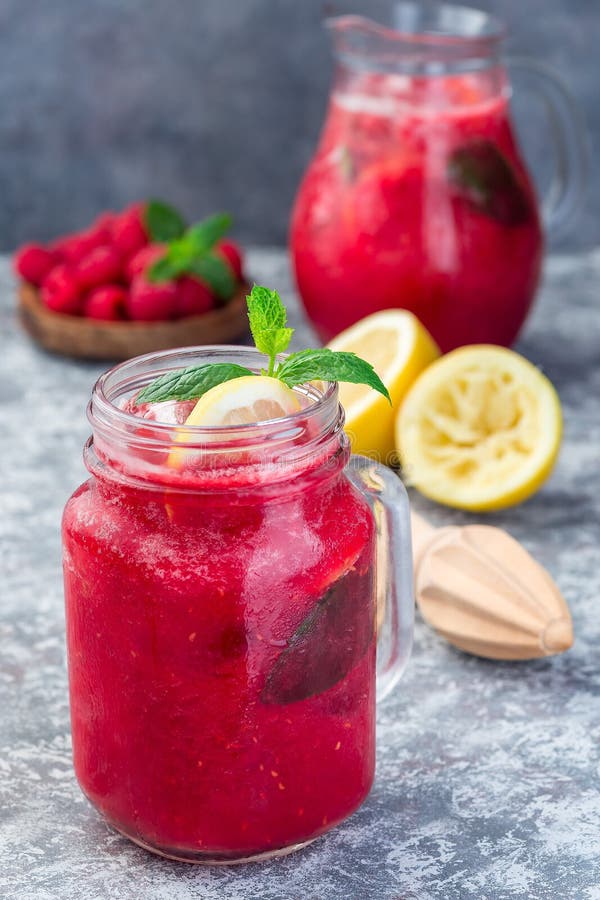 Refreshing Raspberry, Lemon and Mint Lemonade with Sparkling Water in ...
