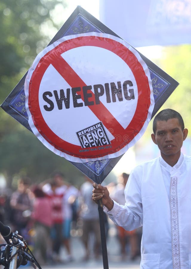 Refuse violence sweeping editorial photo. Image of sign - 35504141