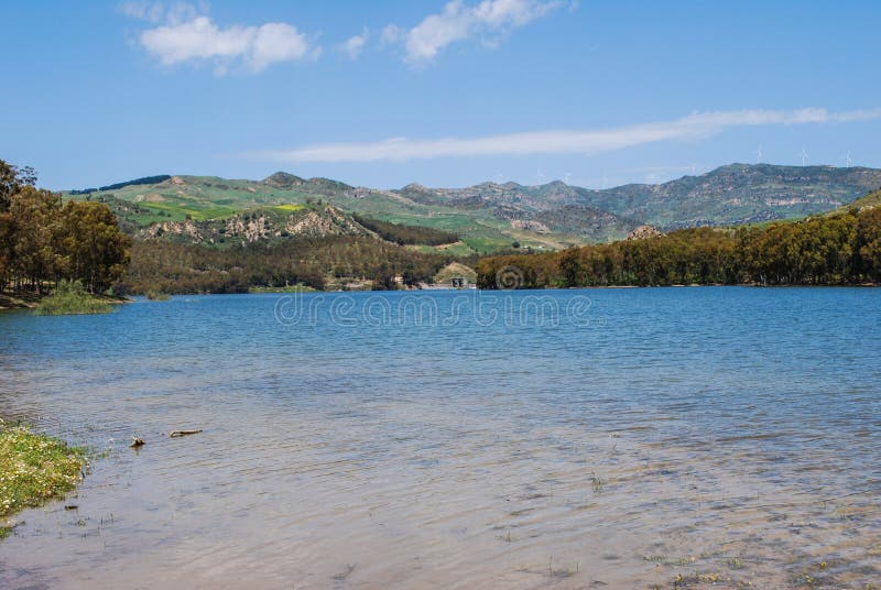 El Lago Pozzillo En Regalbuto Sicilia Imagen de archivo - Imagen de ...