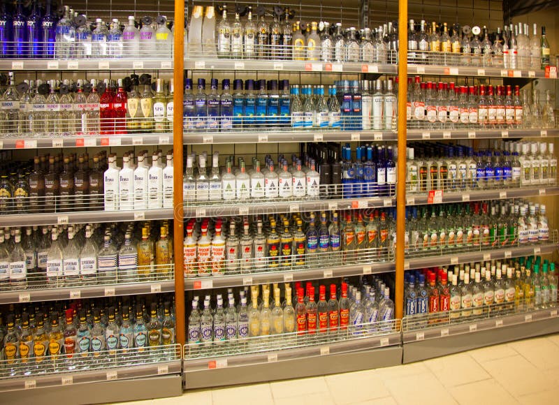 Regale Des Supermarktes Mit Alkoholischem Wodka Redaktionelles ...