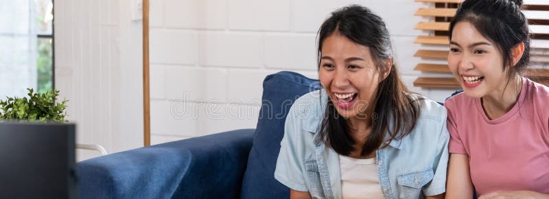 Surprise Lesbienne Asiatique De Couples En Donnant Le Cadeau Pour L