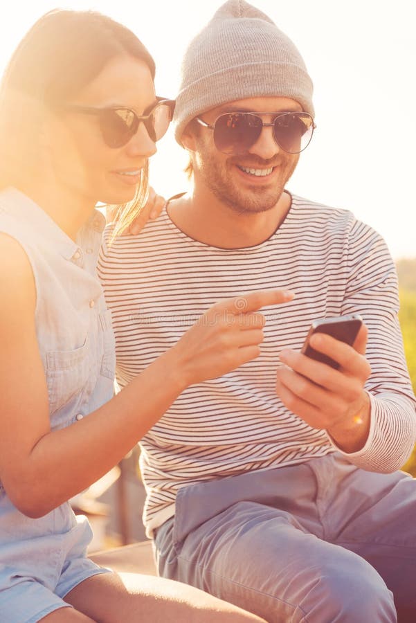 Regarde cette photo ! image stock. Image du excitation - 45022459