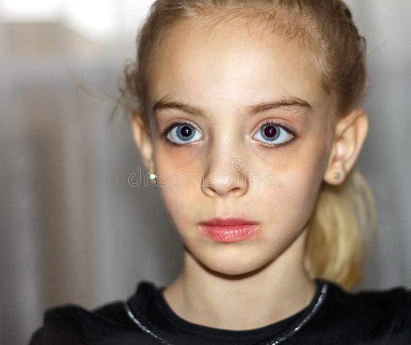 Belle Fille De Pensée D'enfant Avec Rêver Des Yeux Image stock - Image ...