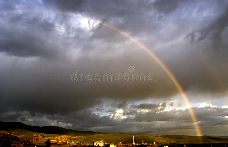 Regenboog in zware wolk stock foto. Image of nave, bewolking - 15810702