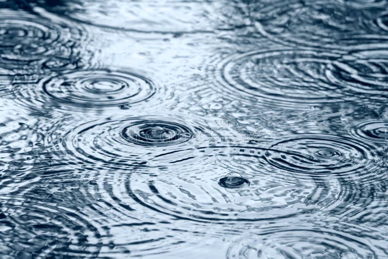 Regendruppels op vulklei stock foto. Image of concentrisch - 33700780