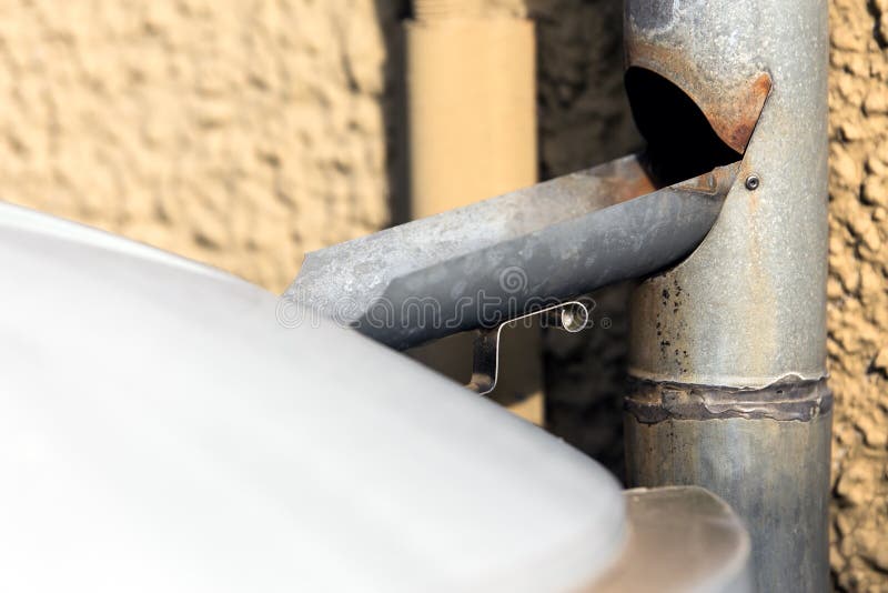 Het Vat van het regenwater stock afbeelding. Image of overstroming - 32165