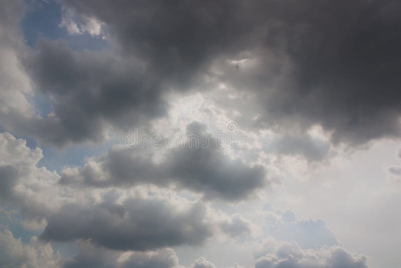 Regenwolken in de hemel stock afbeelding. Image of donker - 56049921