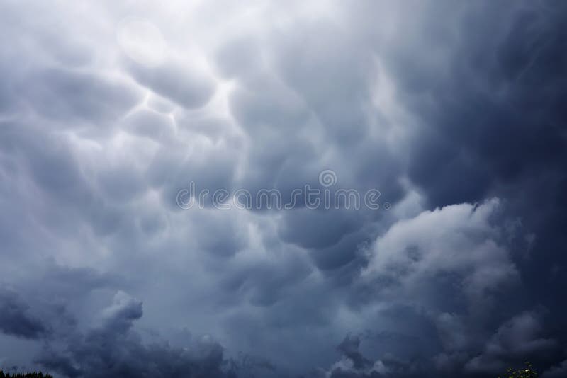 Regenwolken Im Himmel Graue Dunkle Wolken Im Himmel Sturm Stockfoto ...