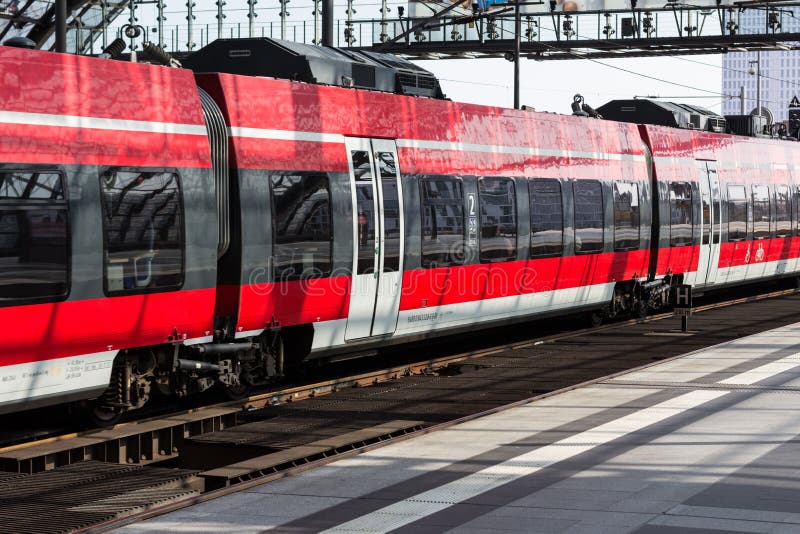 Een Regionale Sneltrein In Kiel Central Station Stock Foto - Afbeelding ...