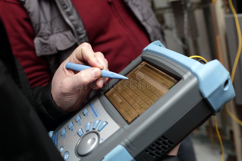 Tecnico Che Registra Strumento Fotografia Stock - Immagine di ottico ...
