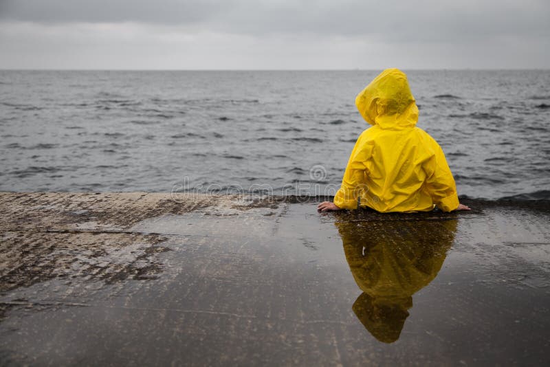 Regniga Moln Barn I En Gul Regnrock Arkivfoto - Bild av barndom, barn ...