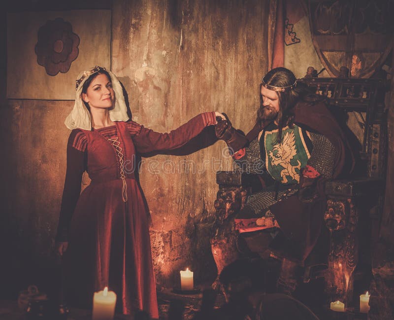 Rei Medieval Com Sua Rainha No Interior Antigo Do Castelo Imagem de ...