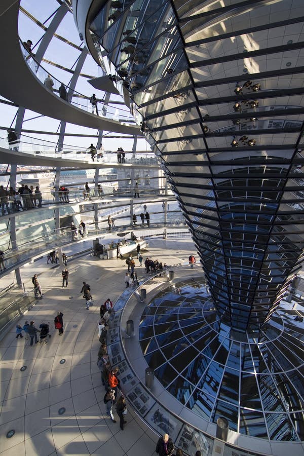 De Reichstag in Berlijn redactionele stock afbeelding. Image of ...