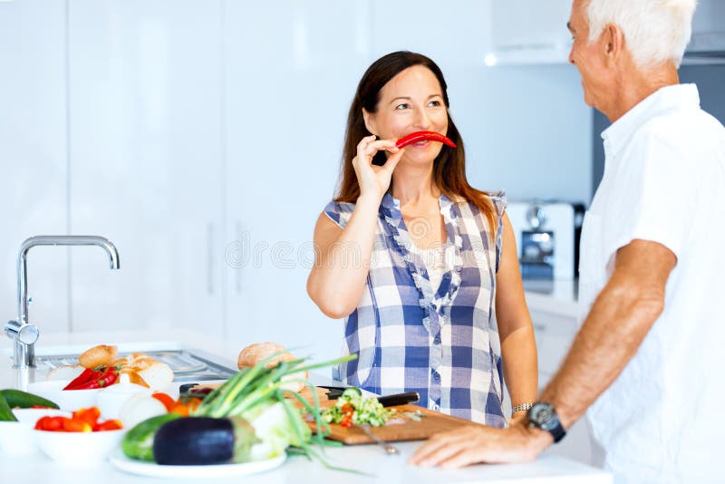 Reife Paare, Die Zu Hause Kochen Stockbild - Bild von abendessen ...