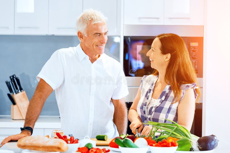 Reife Paare, Die Zu Hause Kochen Stockfoto - Bild von aktivität, genuß ...