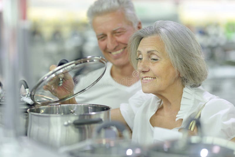 Reife Paare am Elektronikshop Stockfoto - Bild von paare, ausdruck ...