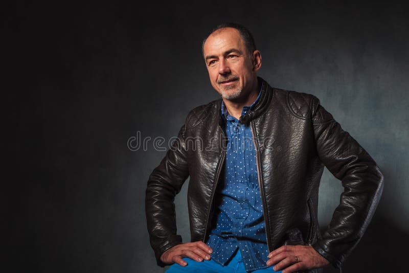Reifer Mann in Der Lederjackestellung Und -c$denken Stockfoto - Bild ...