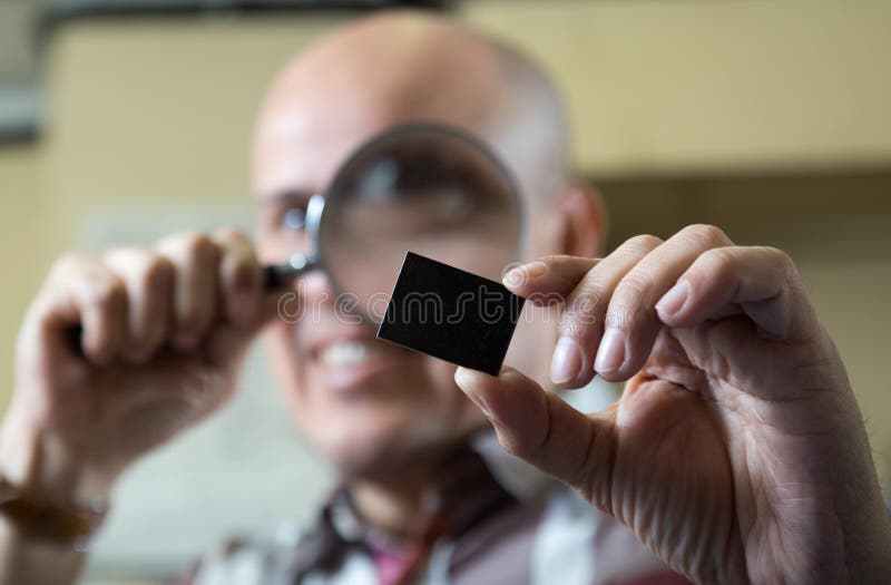 Reifer Mann, Der Durch Eine Lupe Schaut Stockfoto - Bild von lupe, mann ...