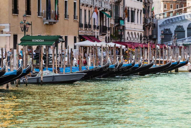 Reihe Der Gondel in Grand Canal in Venedig Redaktionelles Stockbild ...