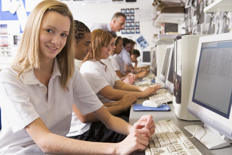 Reihe Der Schulkinder, Die Auf Computern Studieren Stockbild - Bild von ...