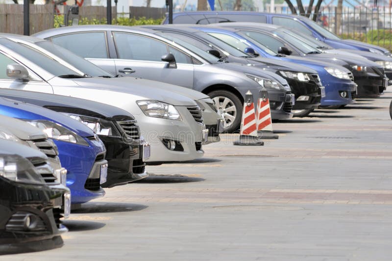 Reihe Der Autos Auf Parkplatz Stockbild - Bild von stadt, park: 9127069